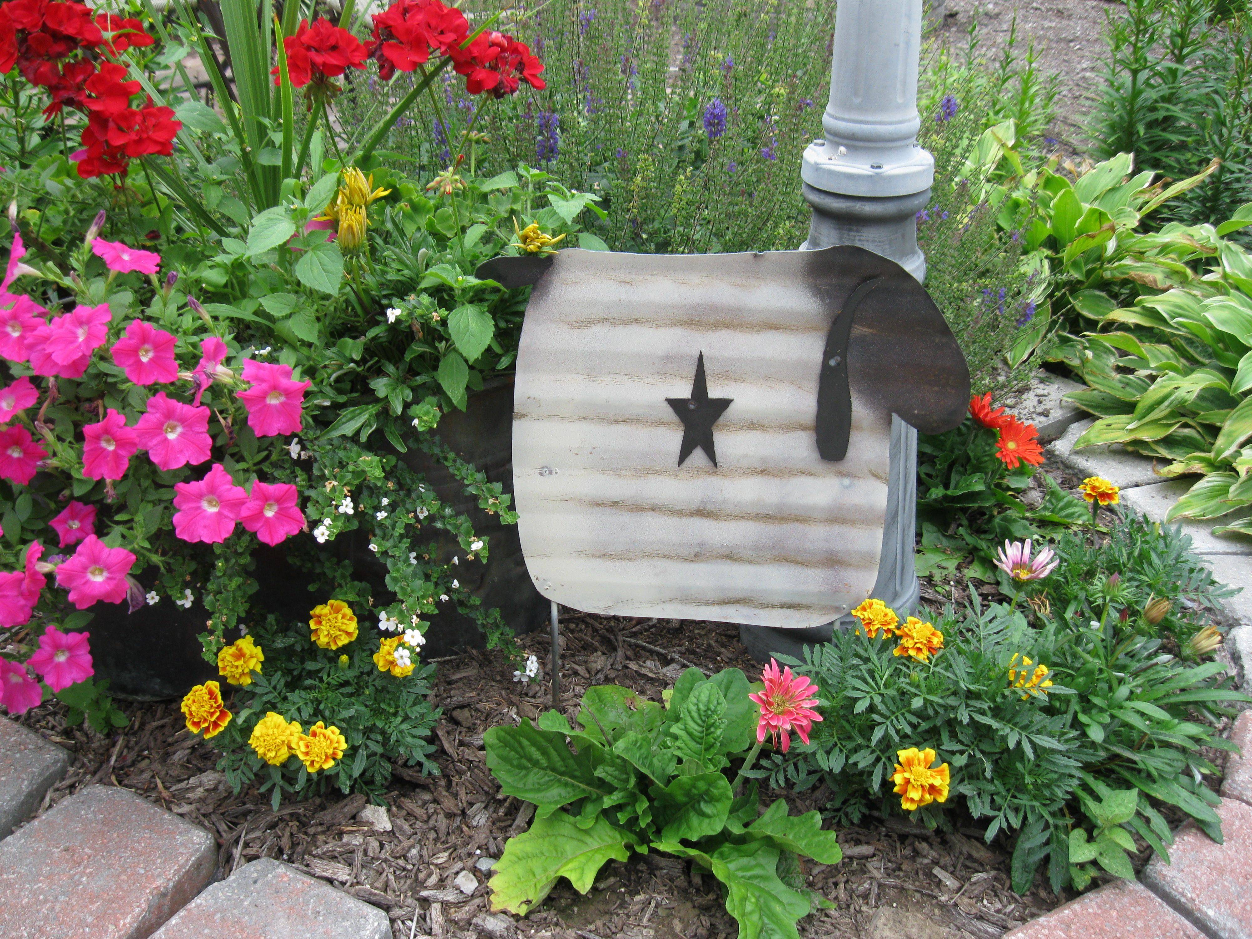 24 Country Primitive Garden Decor Ideas For This Year | SharonSable