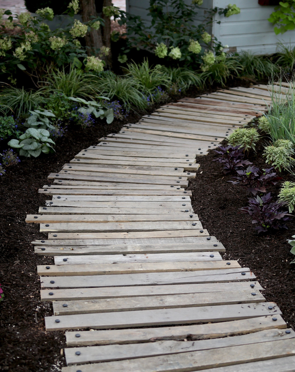 25 Wooden Pallet Garden Walkway Ideas For This Year | SharonSable