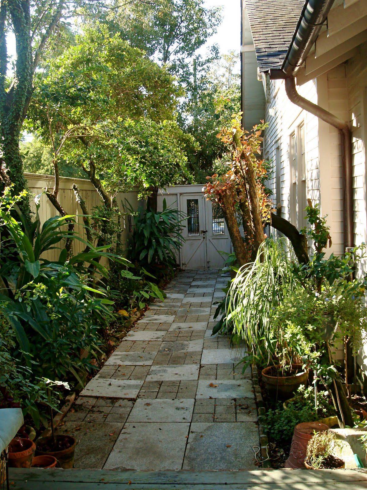 22 Small Courtyard Side Garden Ideas To Consider | SharonSable